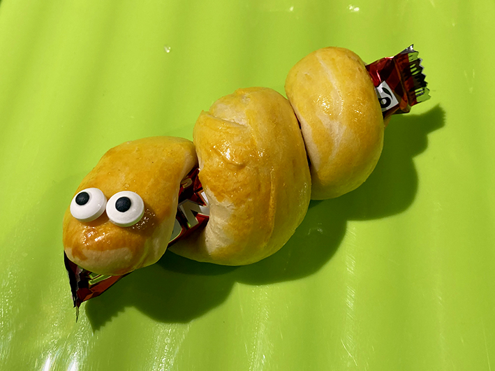 REZEPT – Zopf-Schlange mit Schoggistängeli